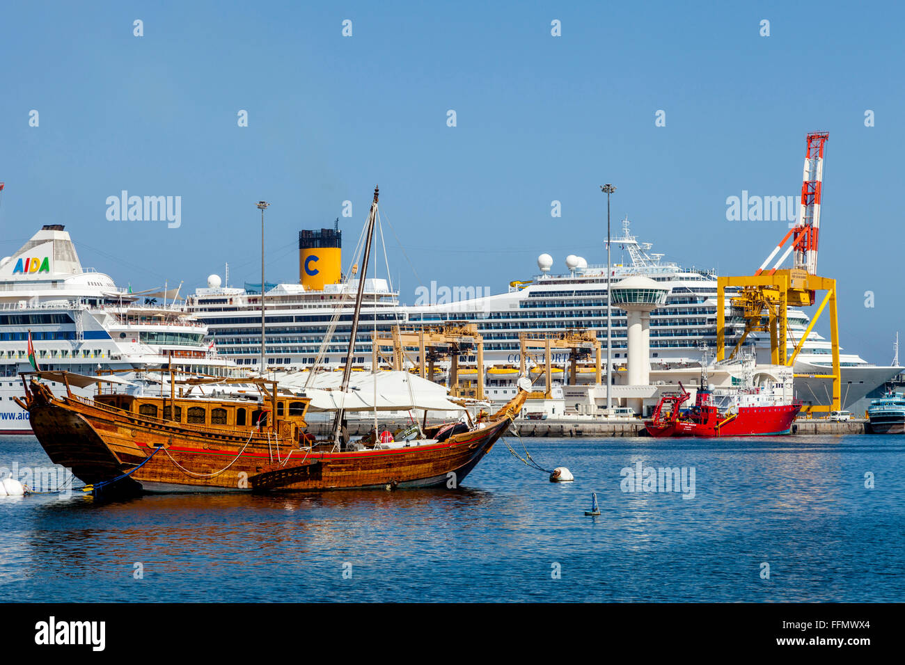 Old dhow cruise ships hi-res stock photography and images - Alamy