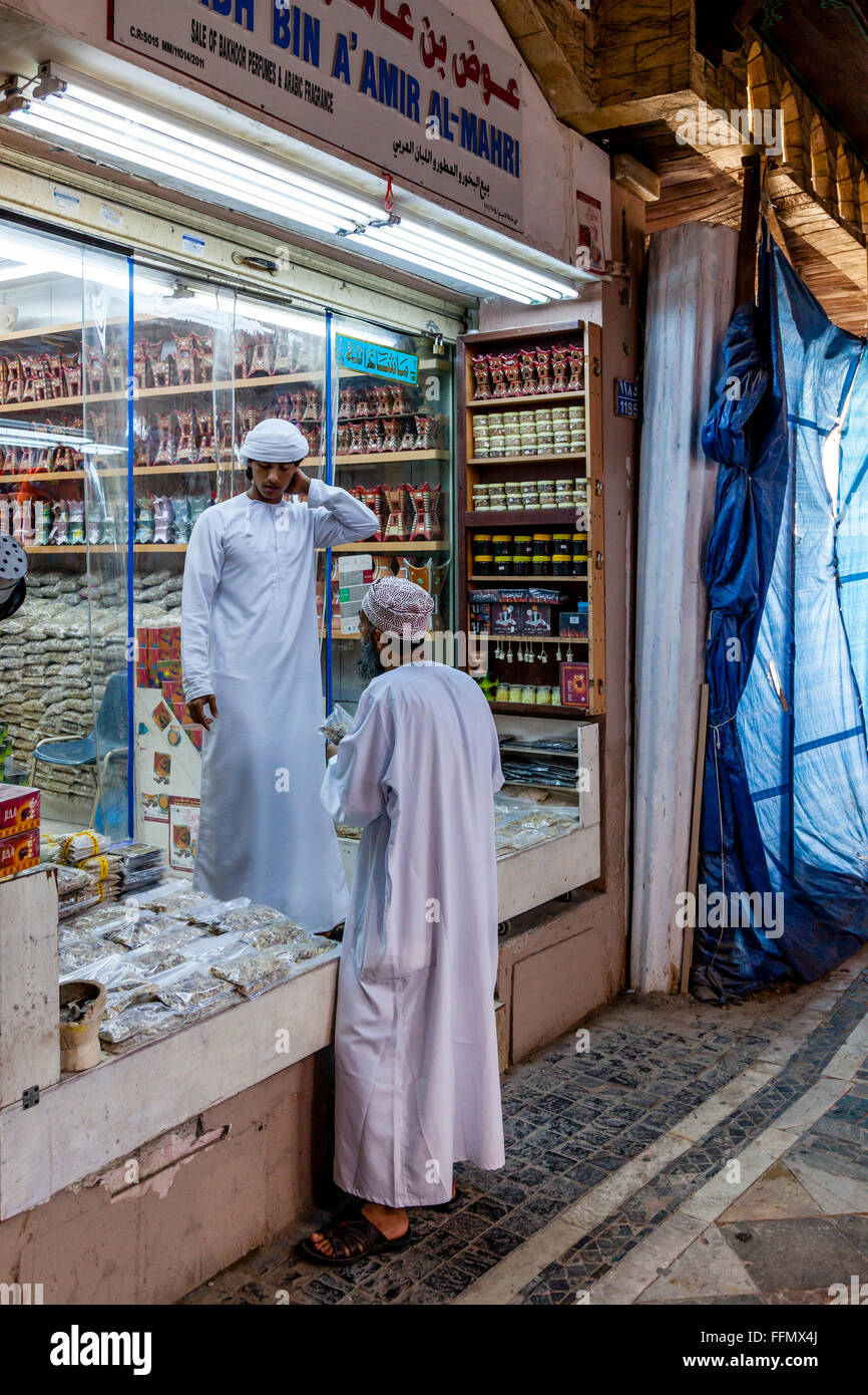 Omani people shop al dhalam hi-res stock photography and images - Alamy