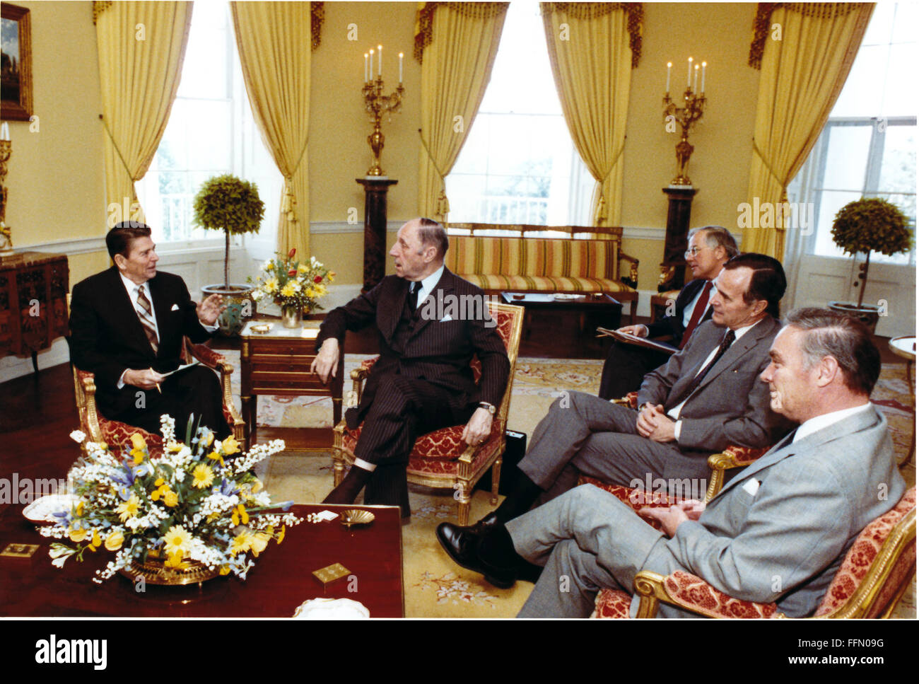 Treaty room of the white house bush hi-res stock photography and images ...
