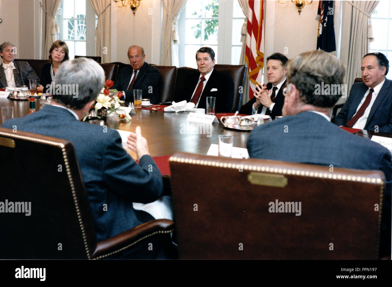 George shultz 1985 hi-res stock photography and images - Alamy