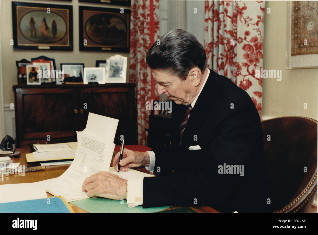 Reagan signs hi-res stock photography and images - Alamy
