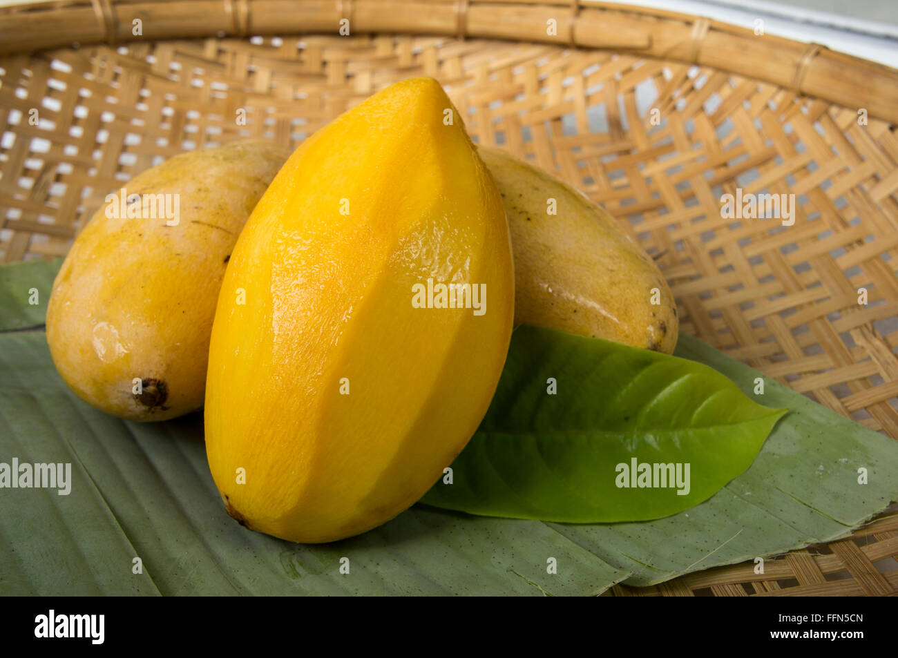 peel fresh mango Stock Photo - Alamy