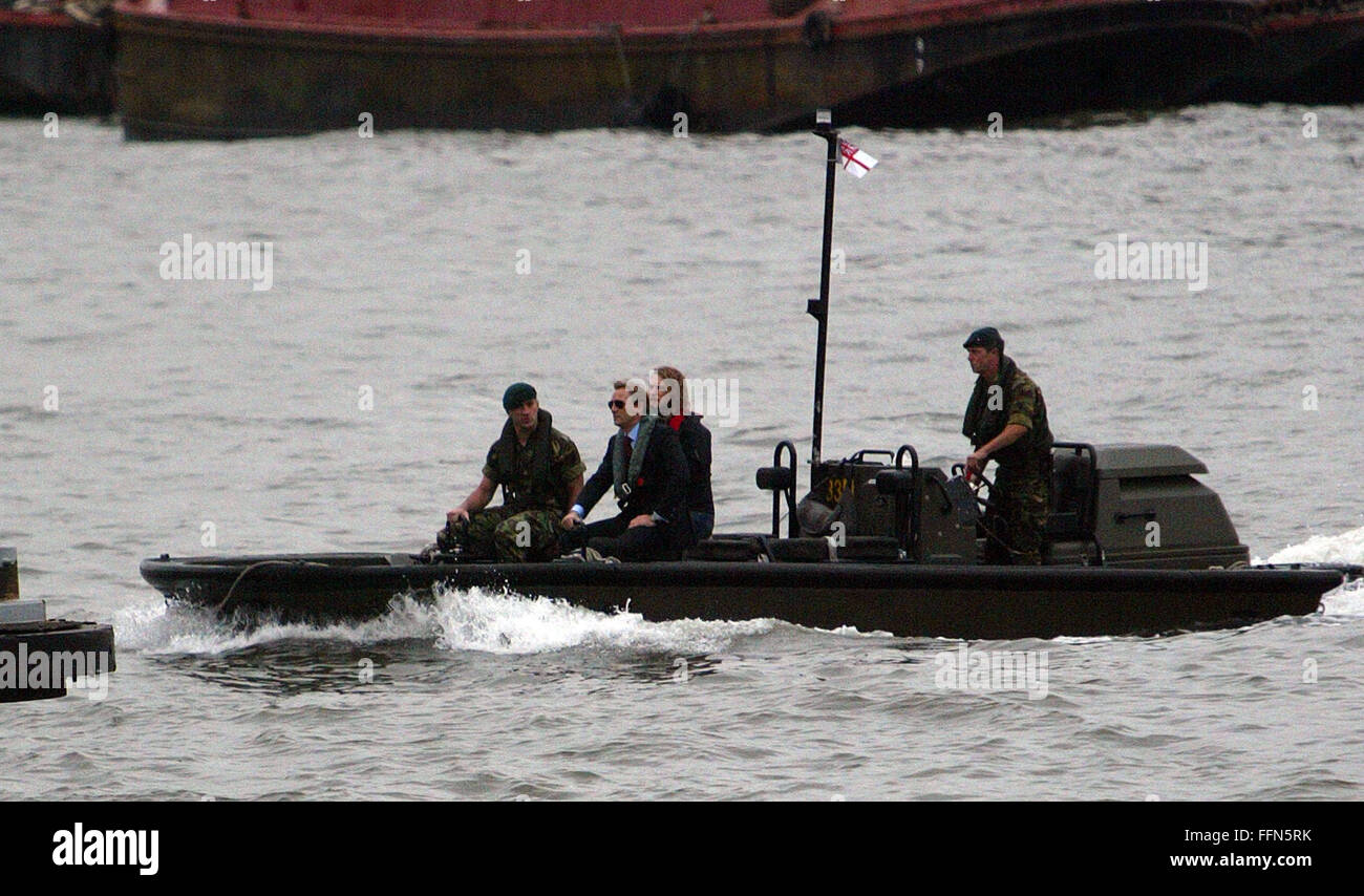 Daniel Craig arrives by boat on the Thames to officially Become the ...