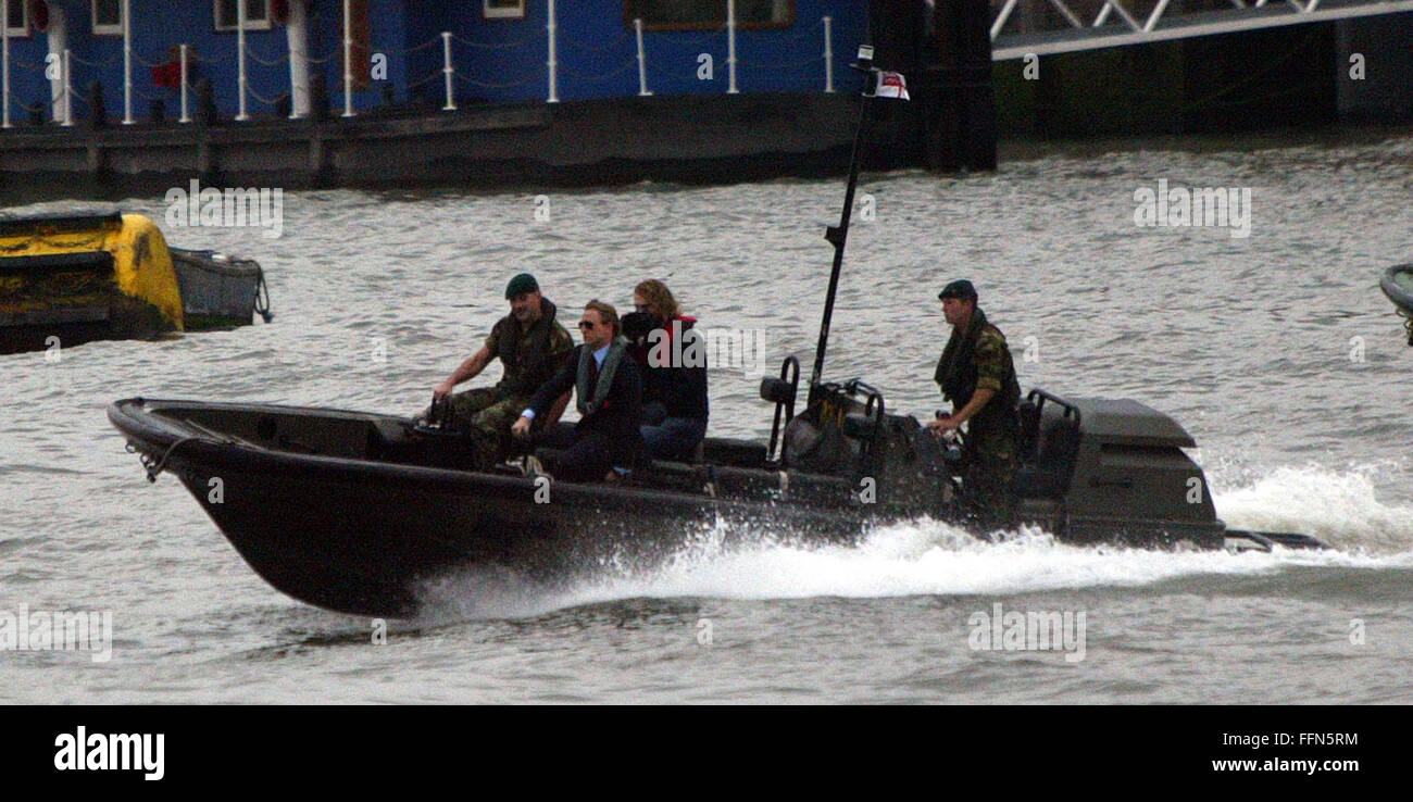 Daniel Craig arrives by boat on the Thames to officially Become the ...
