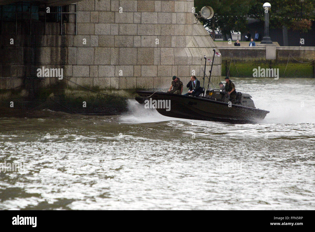 Daniel Craig arrives by boat on the Thames to officially Become the ...