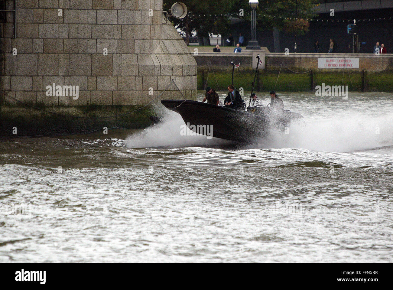 Daniel Craig arrives by boat on the Thames to officially Become the ...
