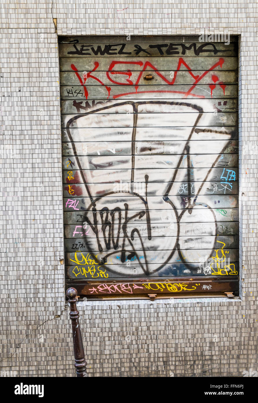 Shutter graffiti hi-res stock photography and images - Alamy