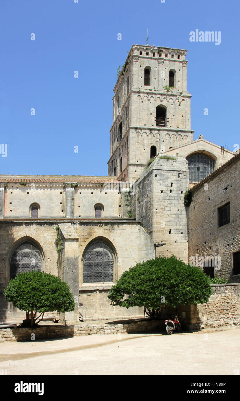 Churches in arles hi-res stock photography and images - Alamy