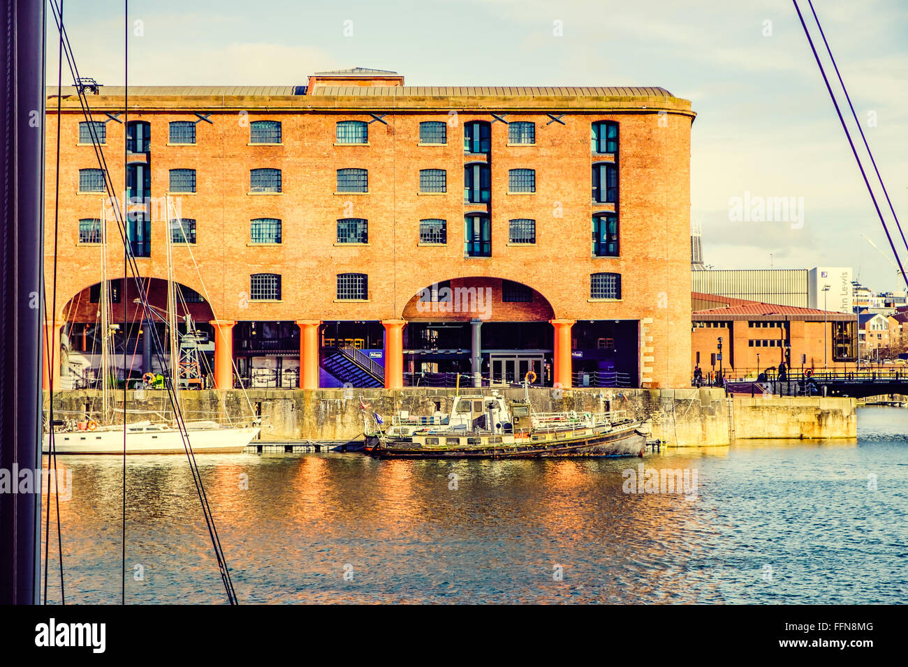 Dock pillar hi-res stock photography and images - Alamy