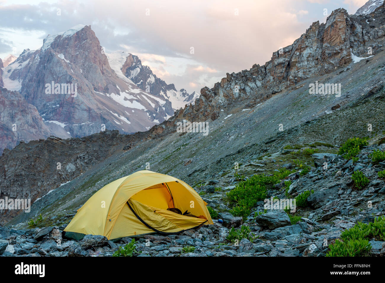 Small yellow tent hi-res stock photography and images - Alamy