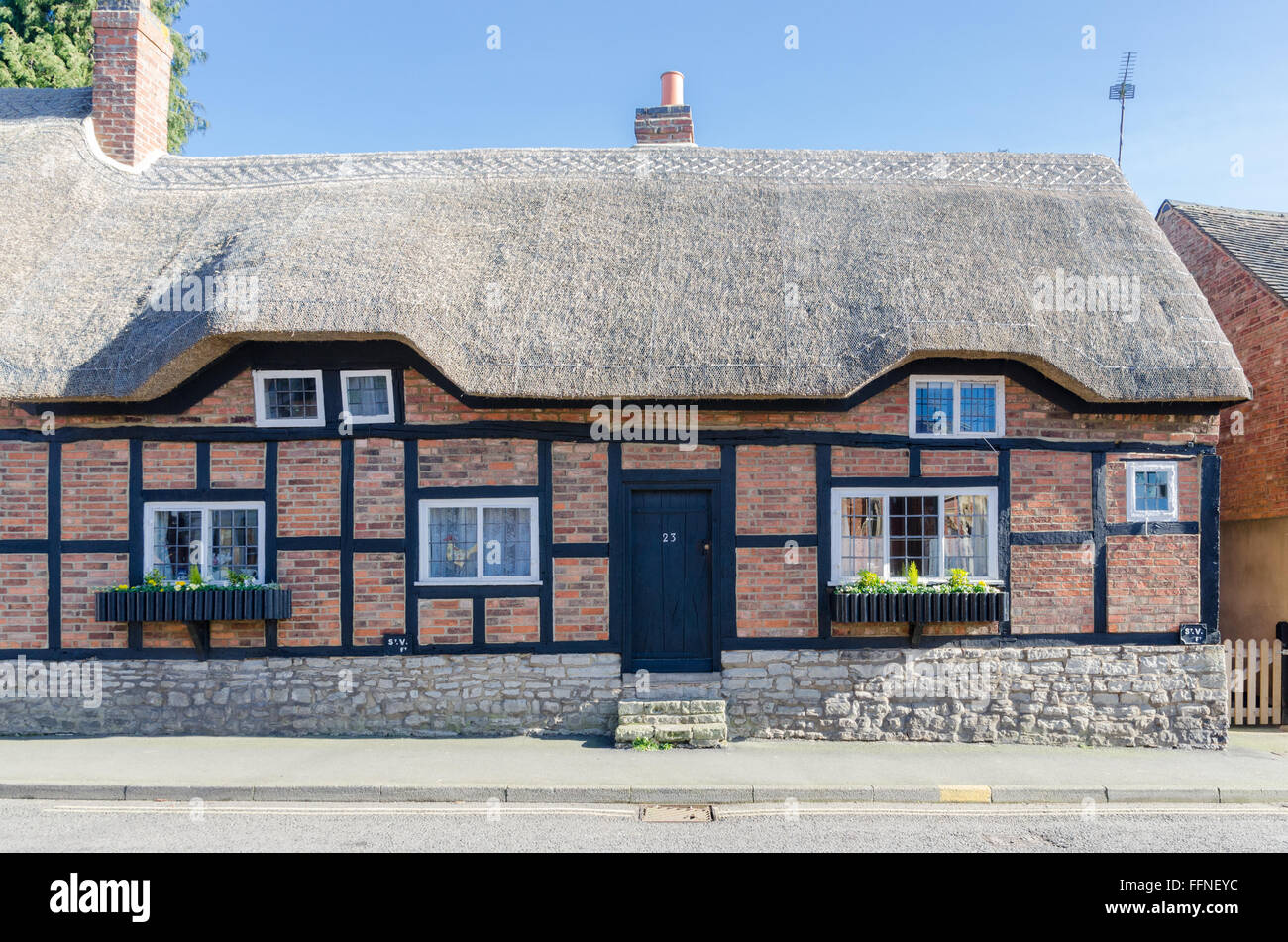 Old thatched cottage hi-res stock photography and images - Alamy