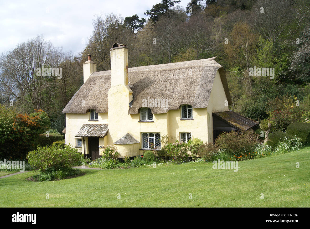 Quaint thatched cottage in the English country side Stock Photo - Alamy