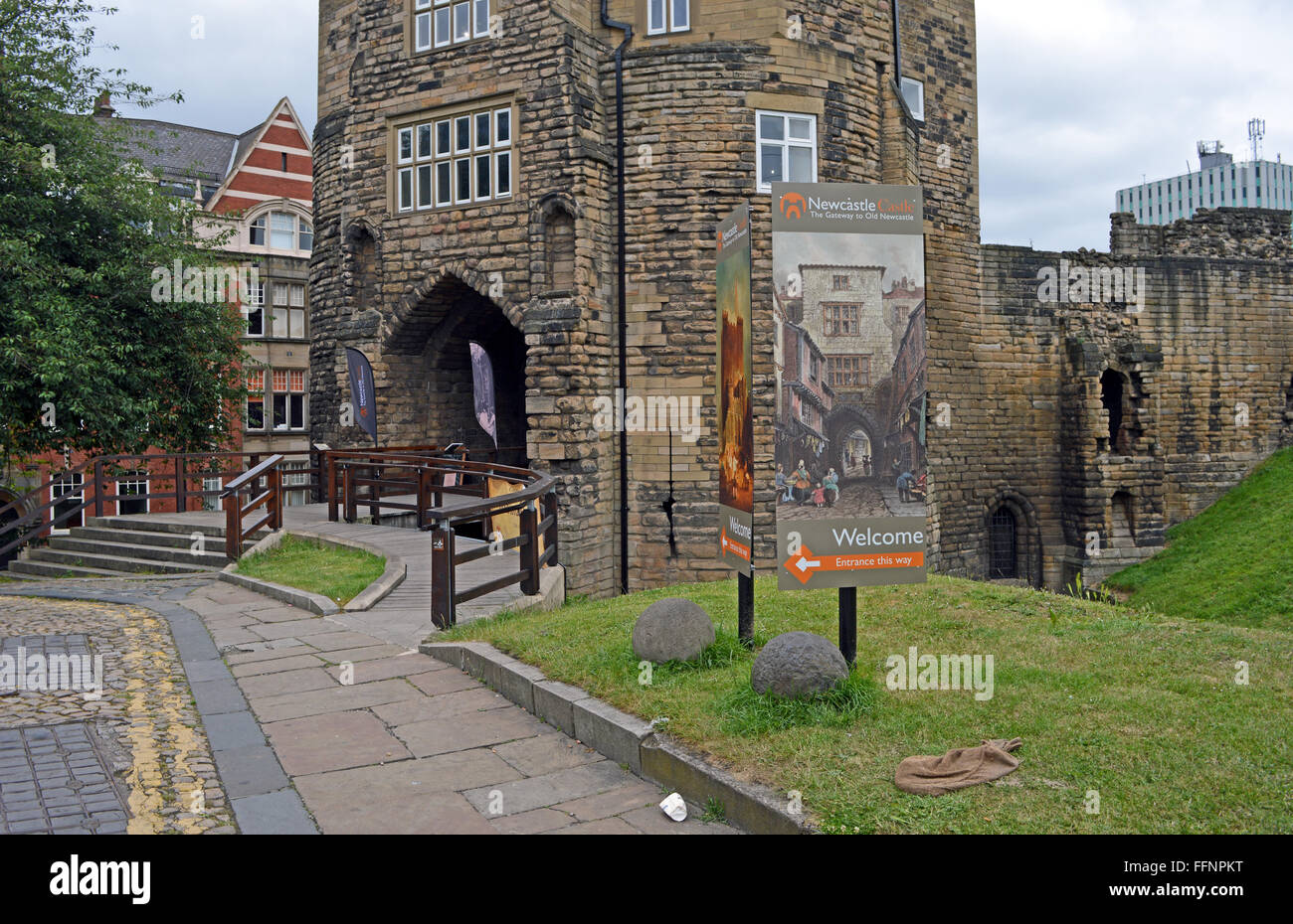 Old city walls newcastle hi-res stock photography and images - Alamy
