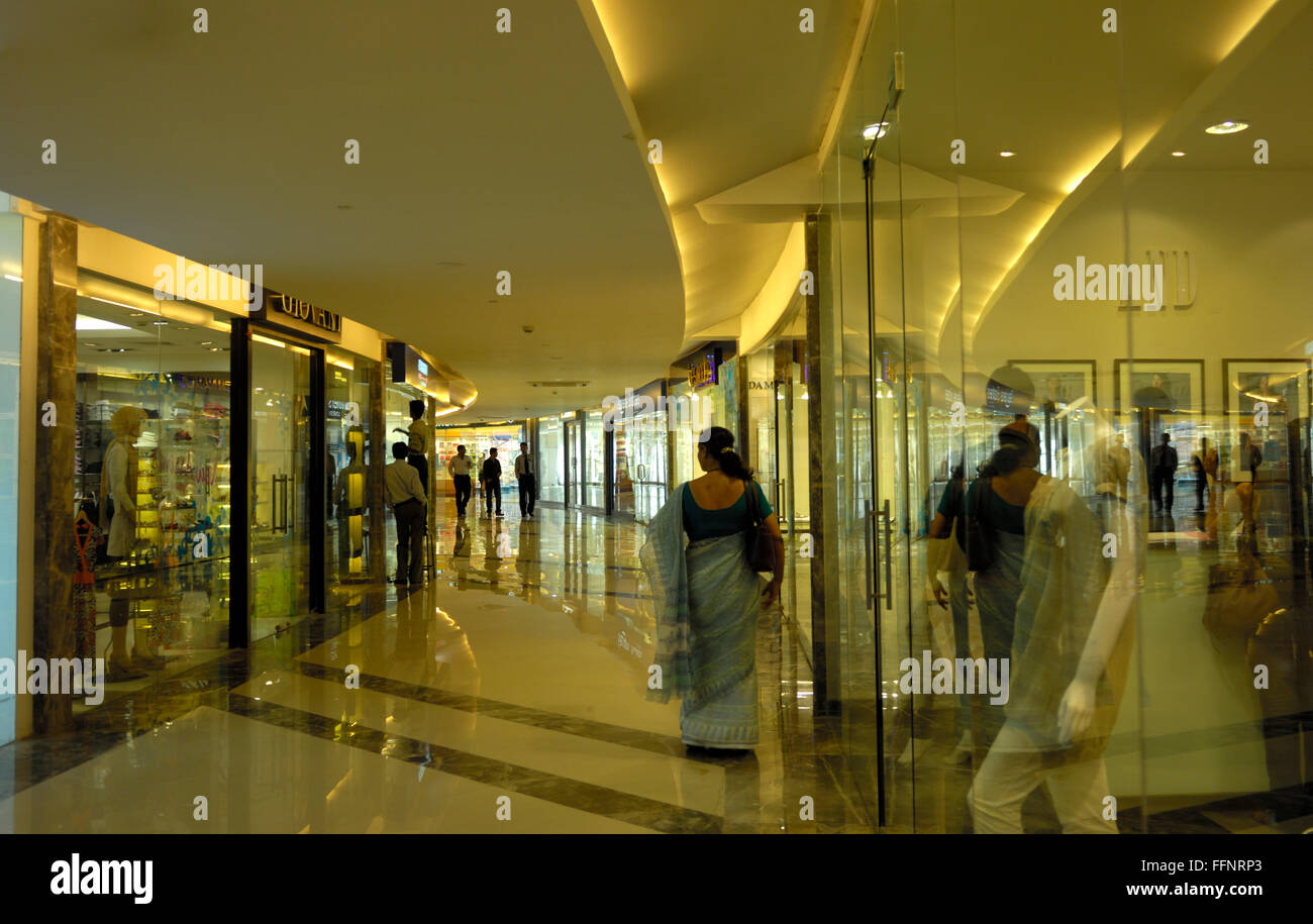 Inside a shopping mall in Mumbai Stock Photo - Alamy