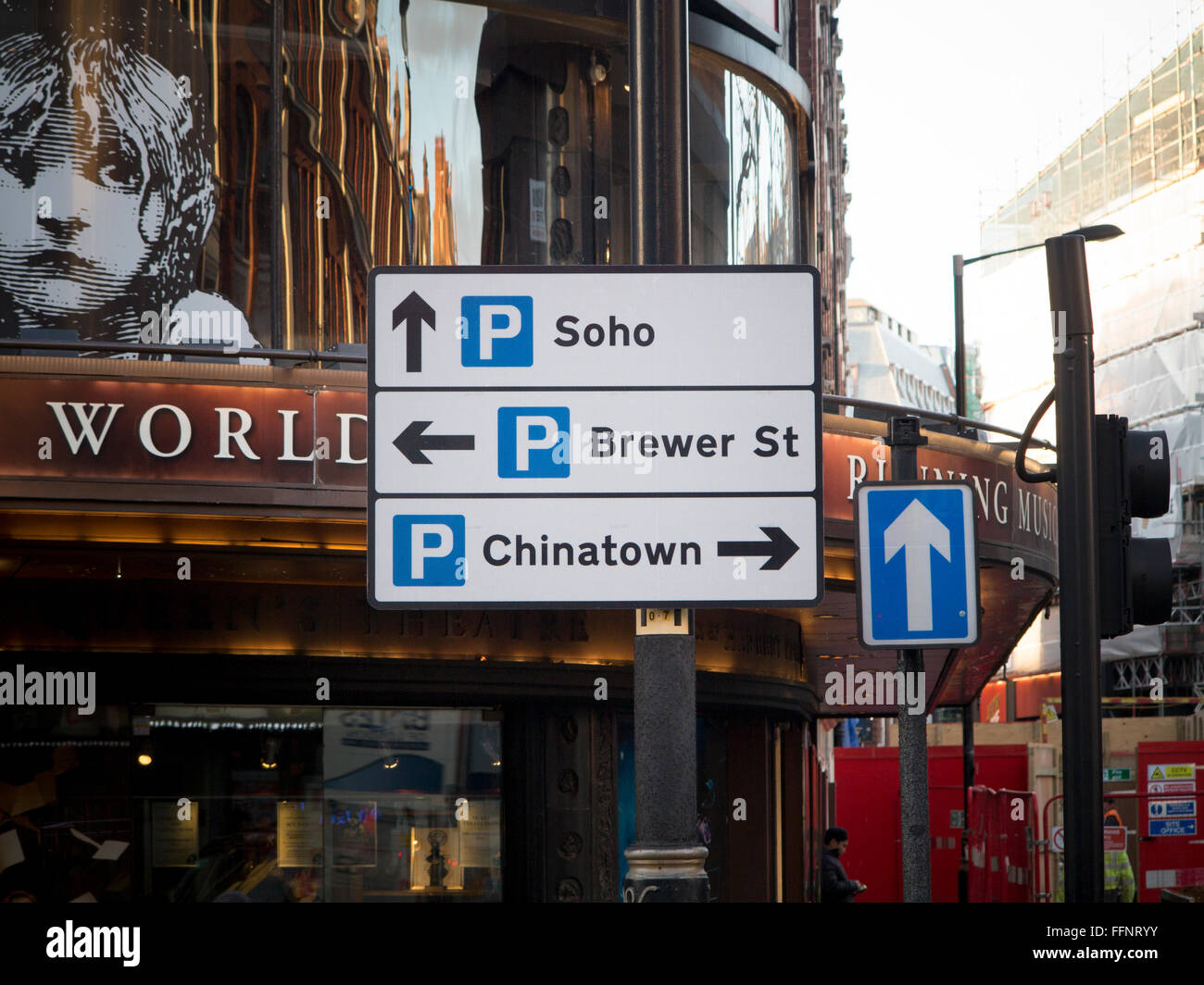 Chinatown london england uk signs hi-res stock photography and images ...