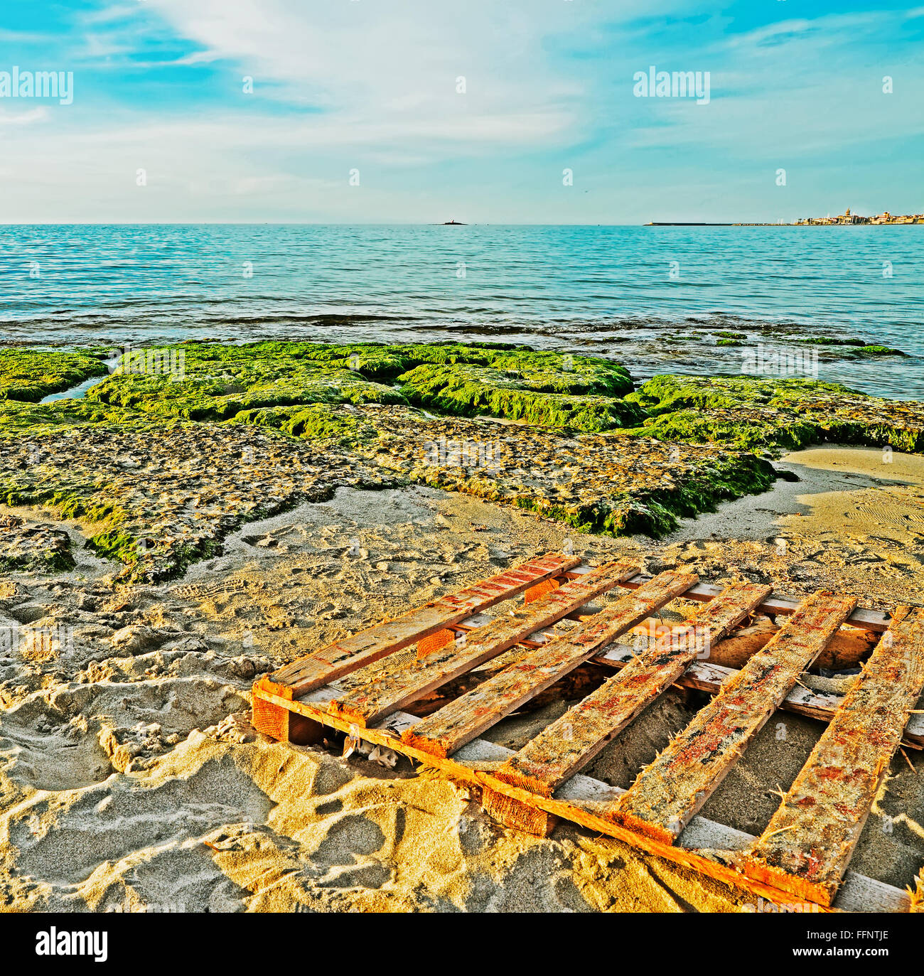 Wood pallet beach hi-res stock photography and images - Alamy