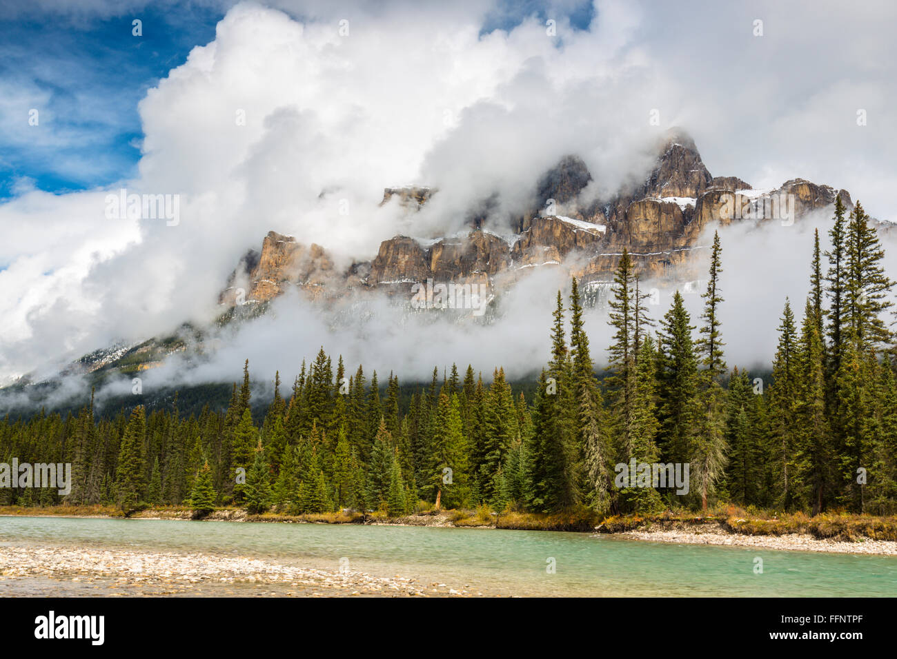 Castle Mountain in heavy clouds, Castle Junction, Banff Nationalpark ...