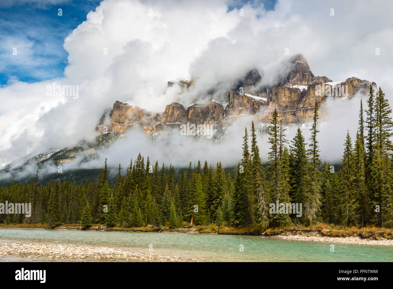 Castle Mountain in heavy clouds, Castle Junction, Banff Nationalpark ...