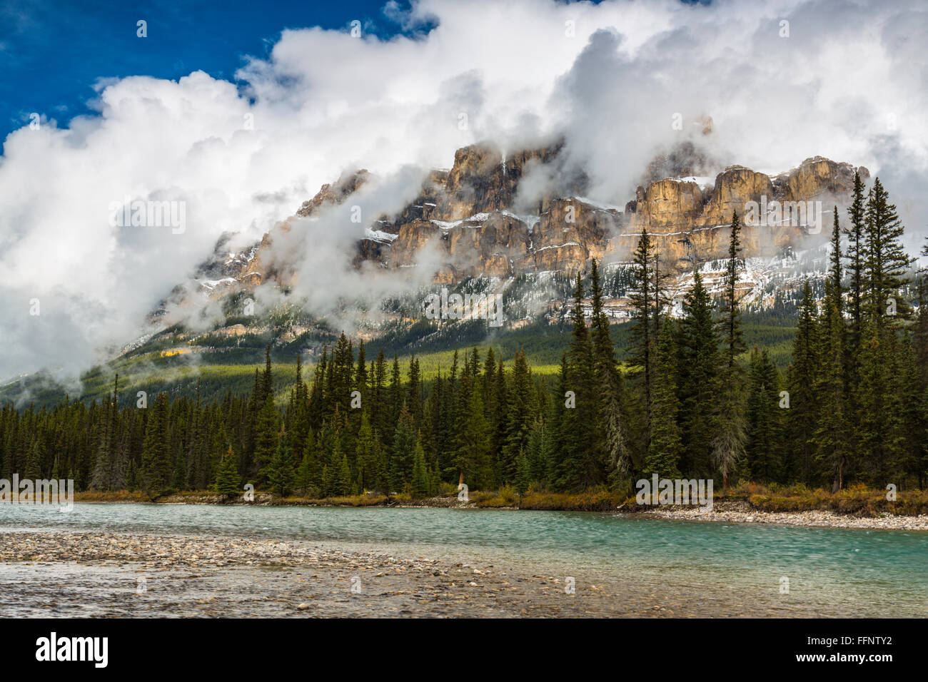 Castle Mountain in heavy clouds, Castle Junction, Banff Nationalpark ...