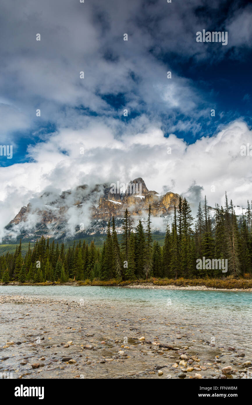 Castle Mountain in heavy clouds, Castle Junction, Banff Nationalpark ...