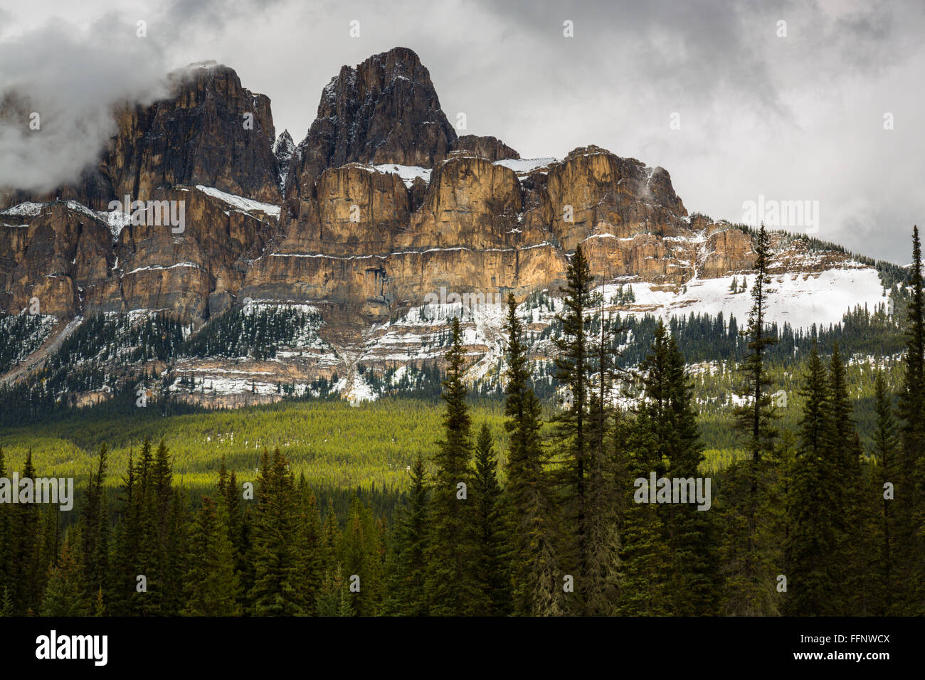 Castle Mountain in heavy clouds, Castle Junction, Banff Nationalpark ...