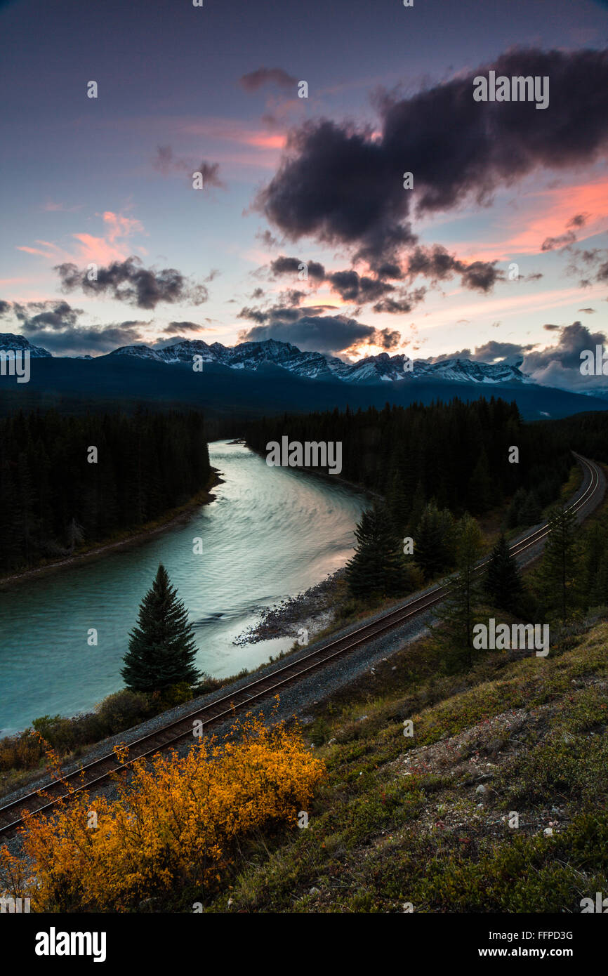 Bow river, Canadian Railroad, Bow Valley Parkway, Banff Nationalpark, Alberta, Canada Stock ...