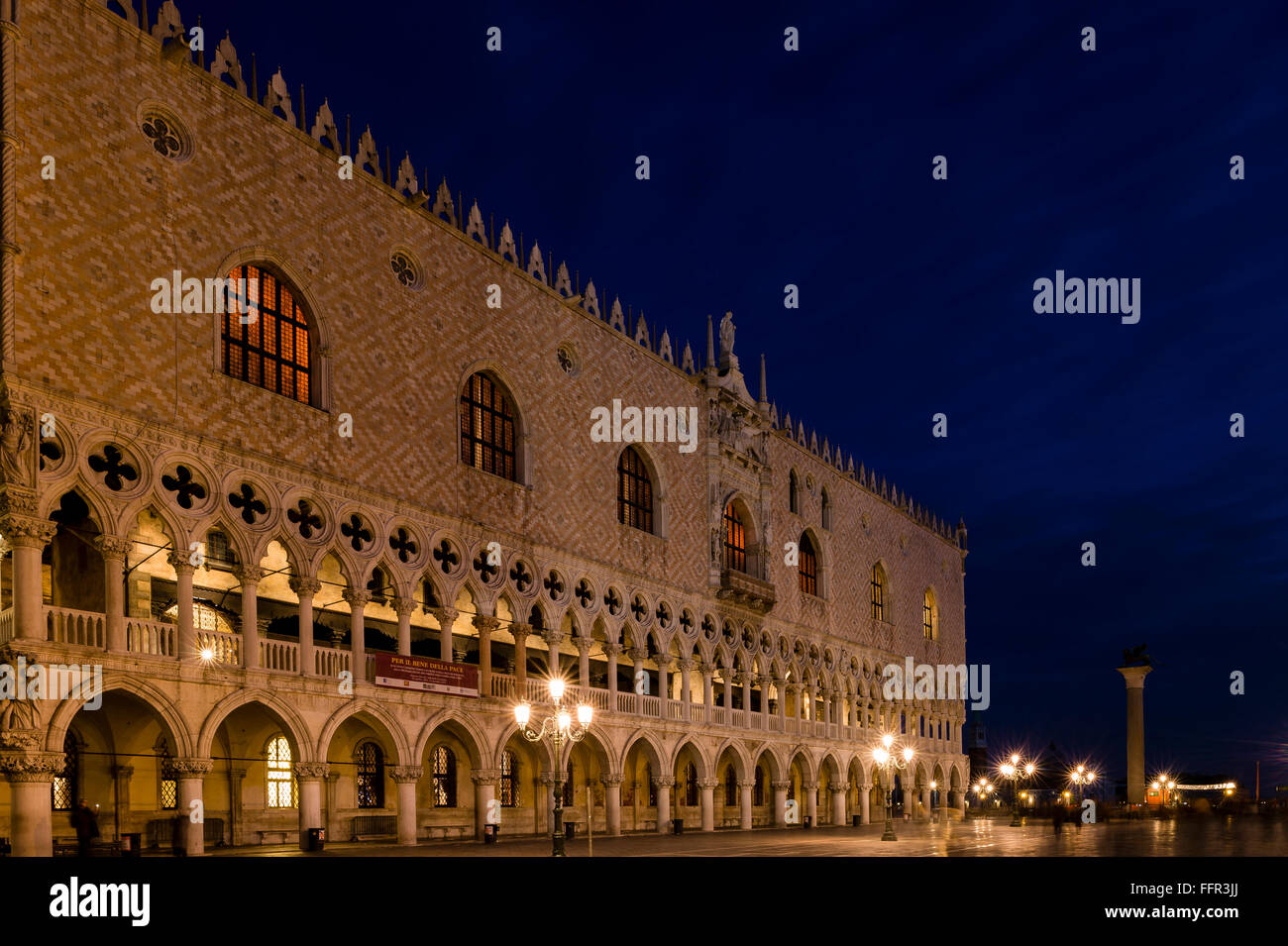 Night shot illuminated palazzo hi-res stock photography and images - Alamy