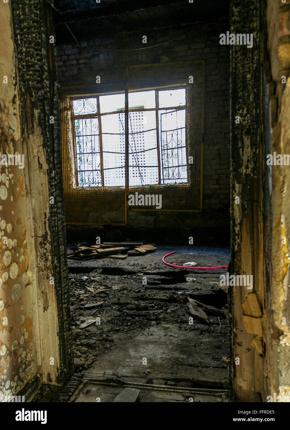 Burnt house hi-res stock photography and images - Alamy