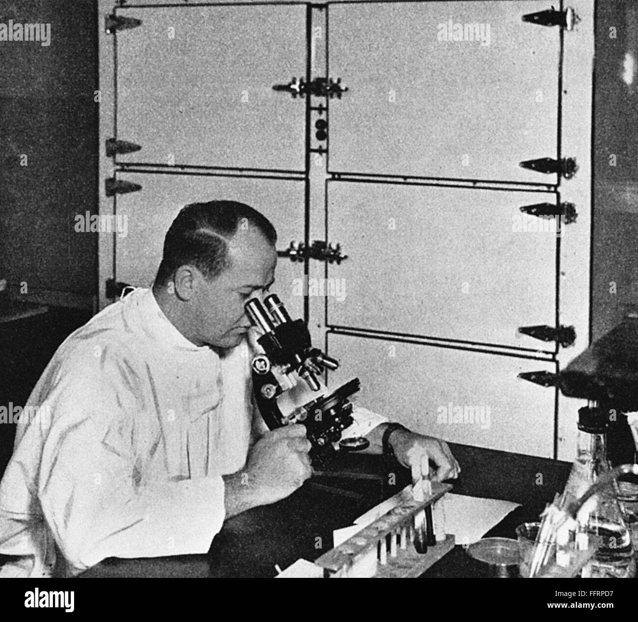 1930s man in laboratory hi-res stock photography and images - Alamy