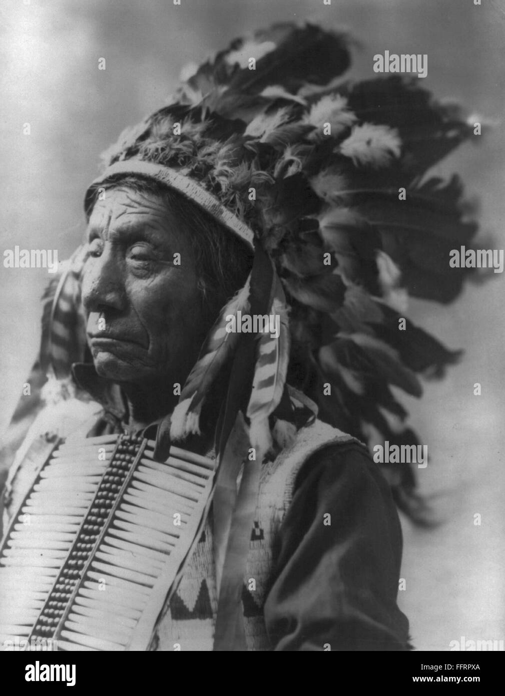 Sioux indian feather hi-res stock photography and images - Alamy