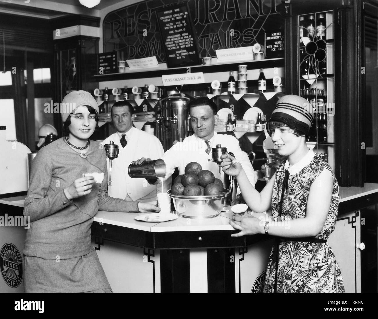 Bar interior 1920's hi-res stock photography and images - Alamy