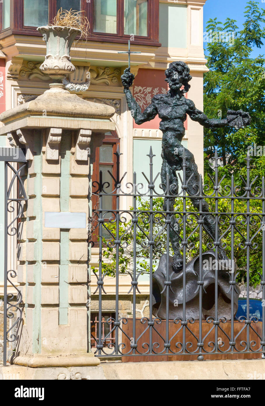 Statue of a cross hi-res stock photography and images - Alamy