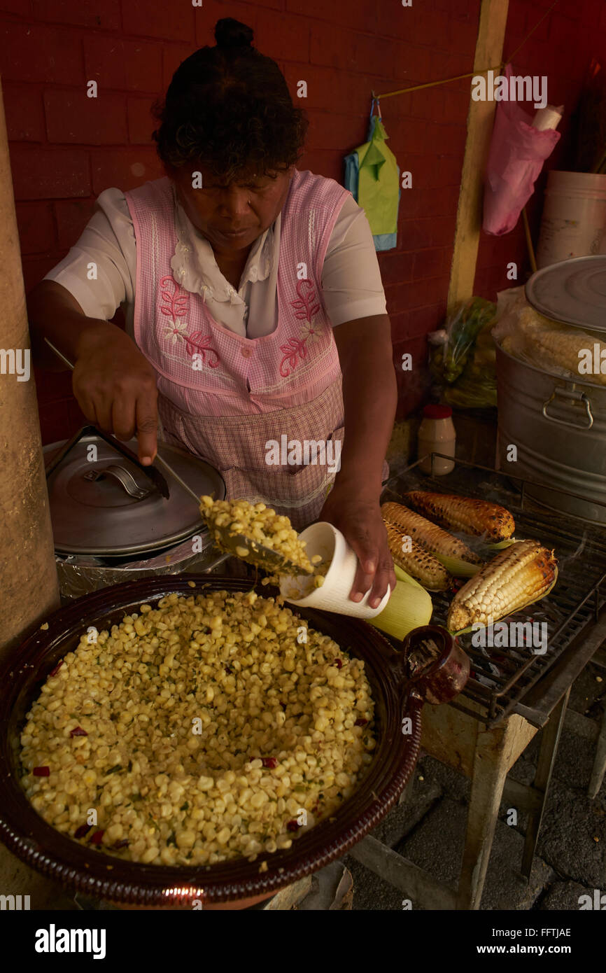 Mexican woman frying corn and fills it into a cup Stock Photo - Alamy