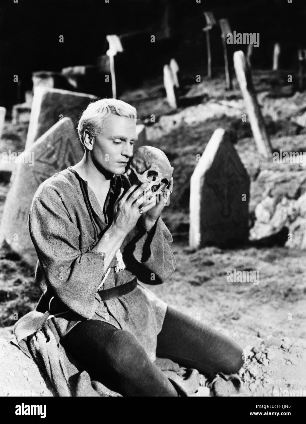 HAMLET: LAURENCE OLIVIER. /nLaurence Olivier as Hamlet with Yorick's ...