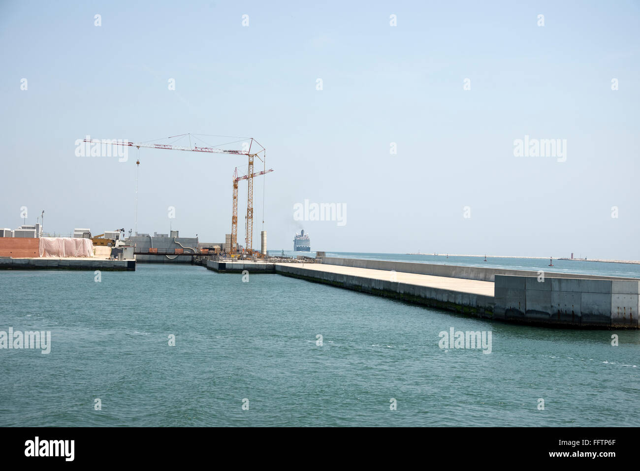 The construction on the Venice flooding defences in the Lido inlet in ...