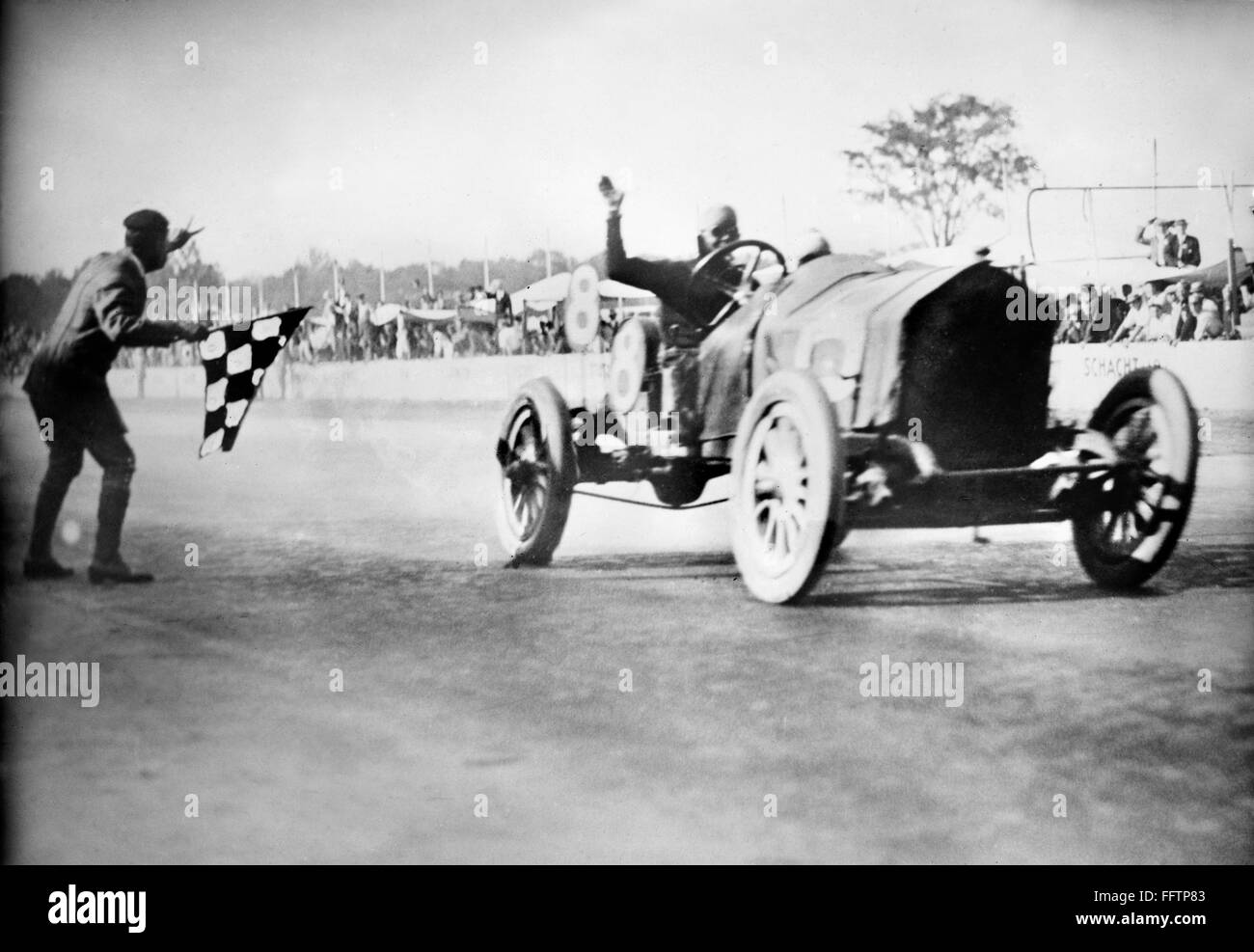 INDIANAPOLIS 500, 1912. /nJoe Dawson crossing the finish line as the ...