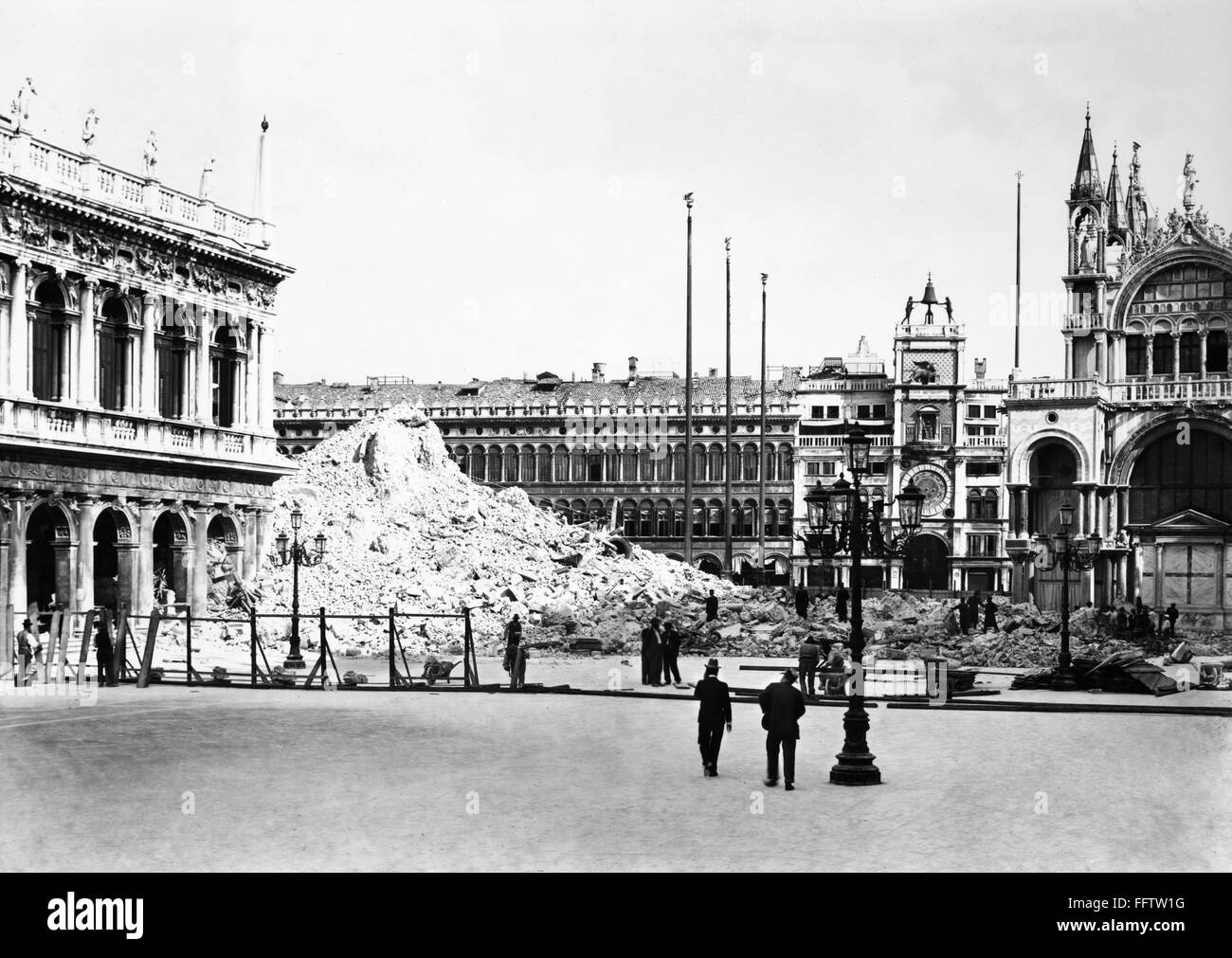 VENICE: ST. MARK'S SQUARE. /nView of Saint Mark's Square in Venice ...
