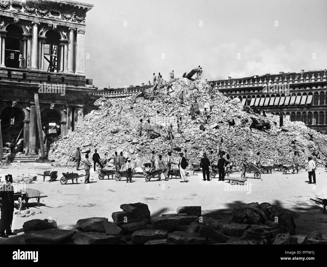 VENICE: ST. MARK'S SQUARE. /nView of Saint Mark's Square in Venice ...