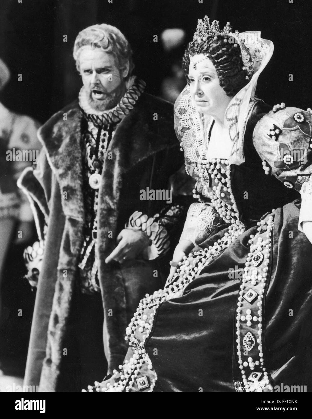 OPERA: ROBERTO DEVEREUX. /nBeverly Sills as Elizabeth I and Richard ...
