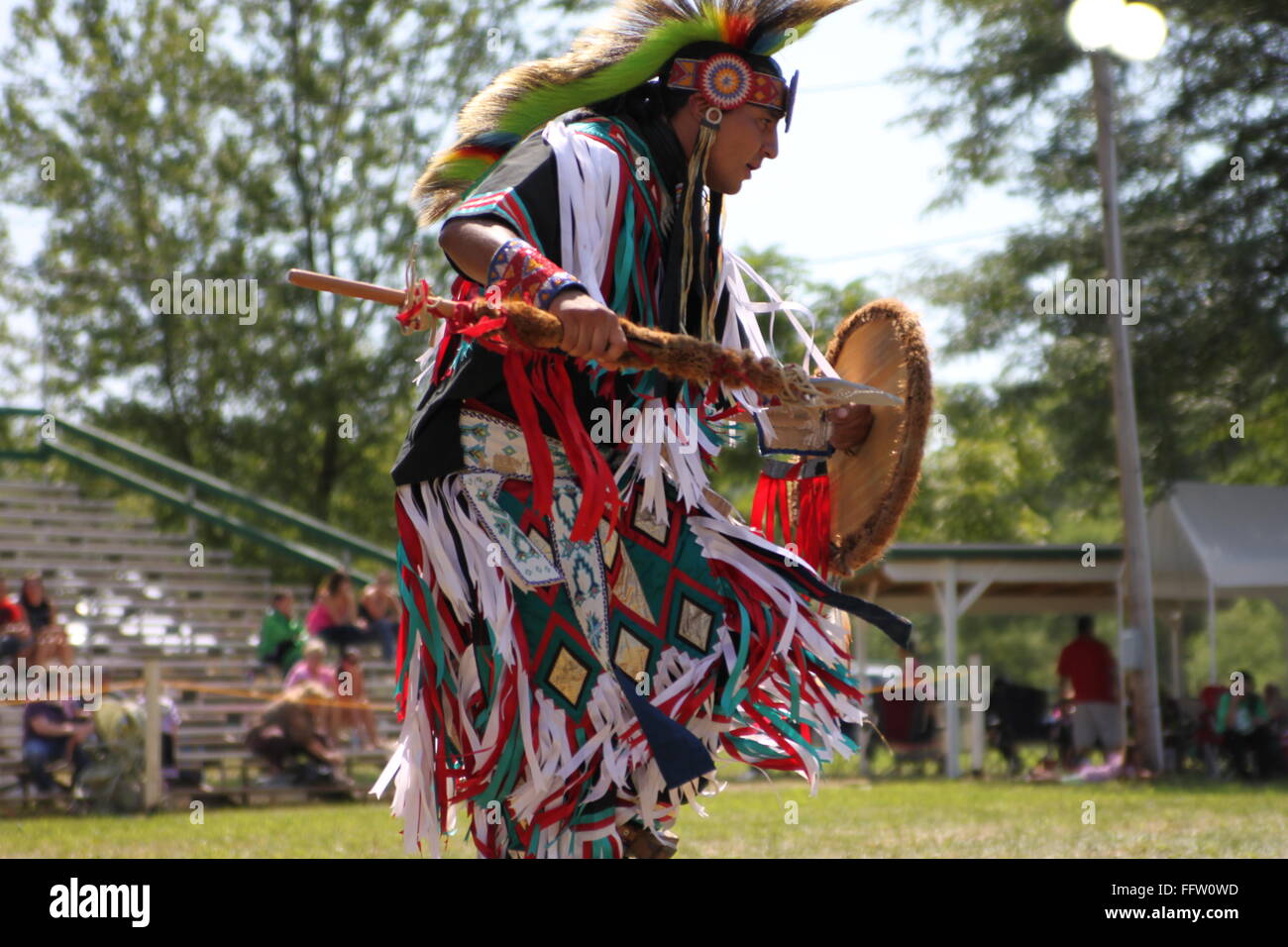 Native american traditional dance hi-res stock photography and images ...