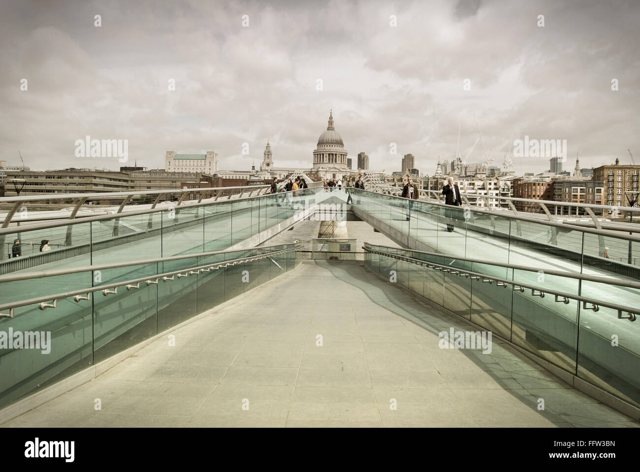 Pedestrian parapet hi-res stock photography and images - Alamy