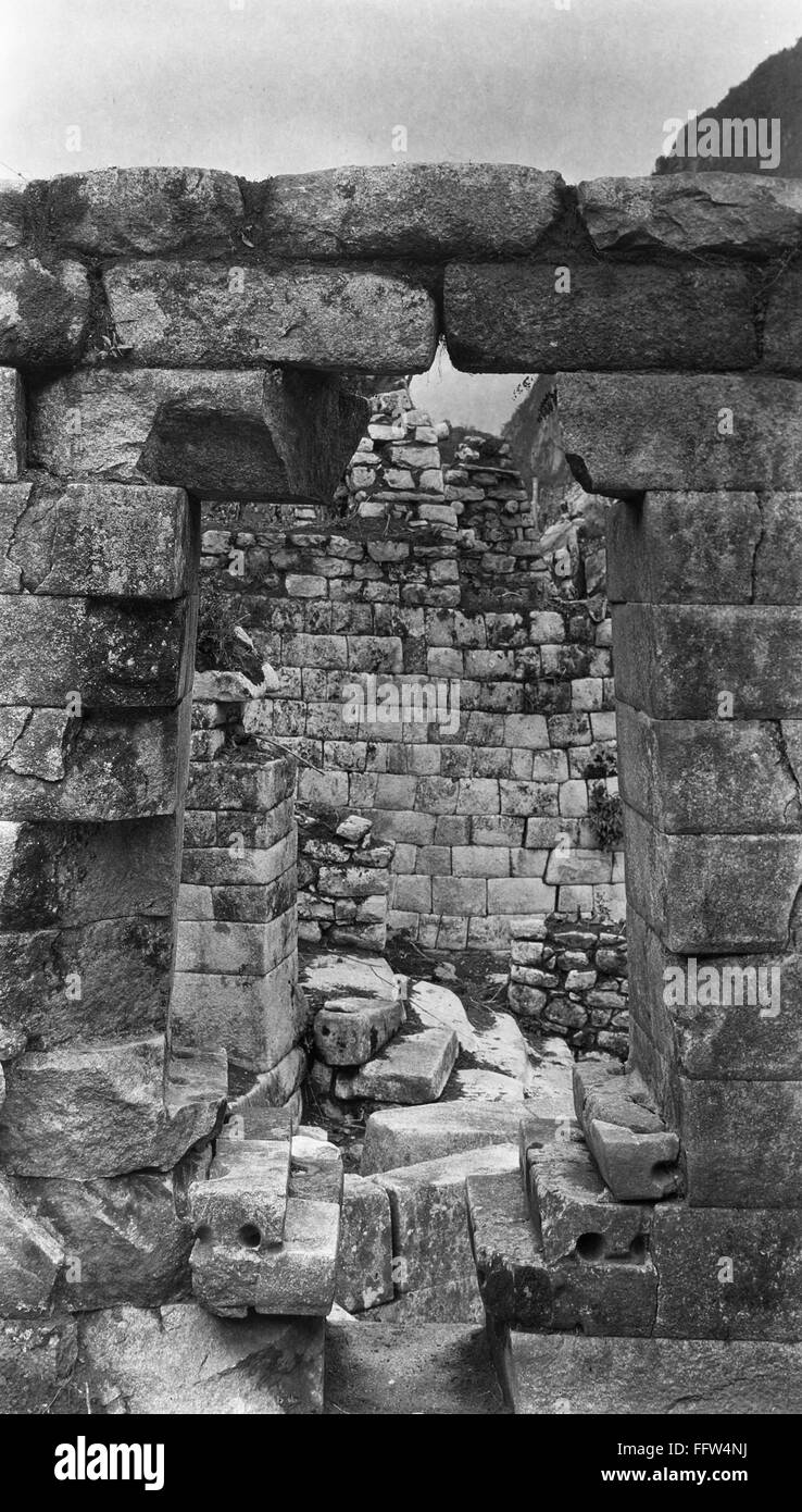 MACHU PICCHU: DOORWAY. /nDoorway in the Inca city at Machu Picchu, Peru ...