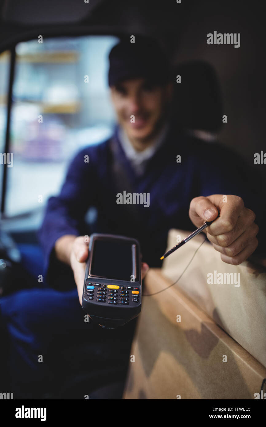 Delivery driver with device hi-res stock photography and images - Alamy