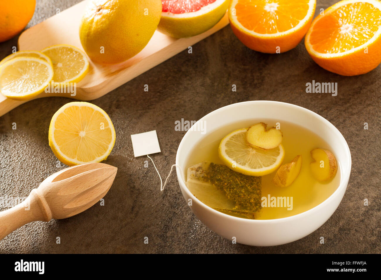 Hot lemon tea with ginger and vitamins from citrus, weapons against flu ...
