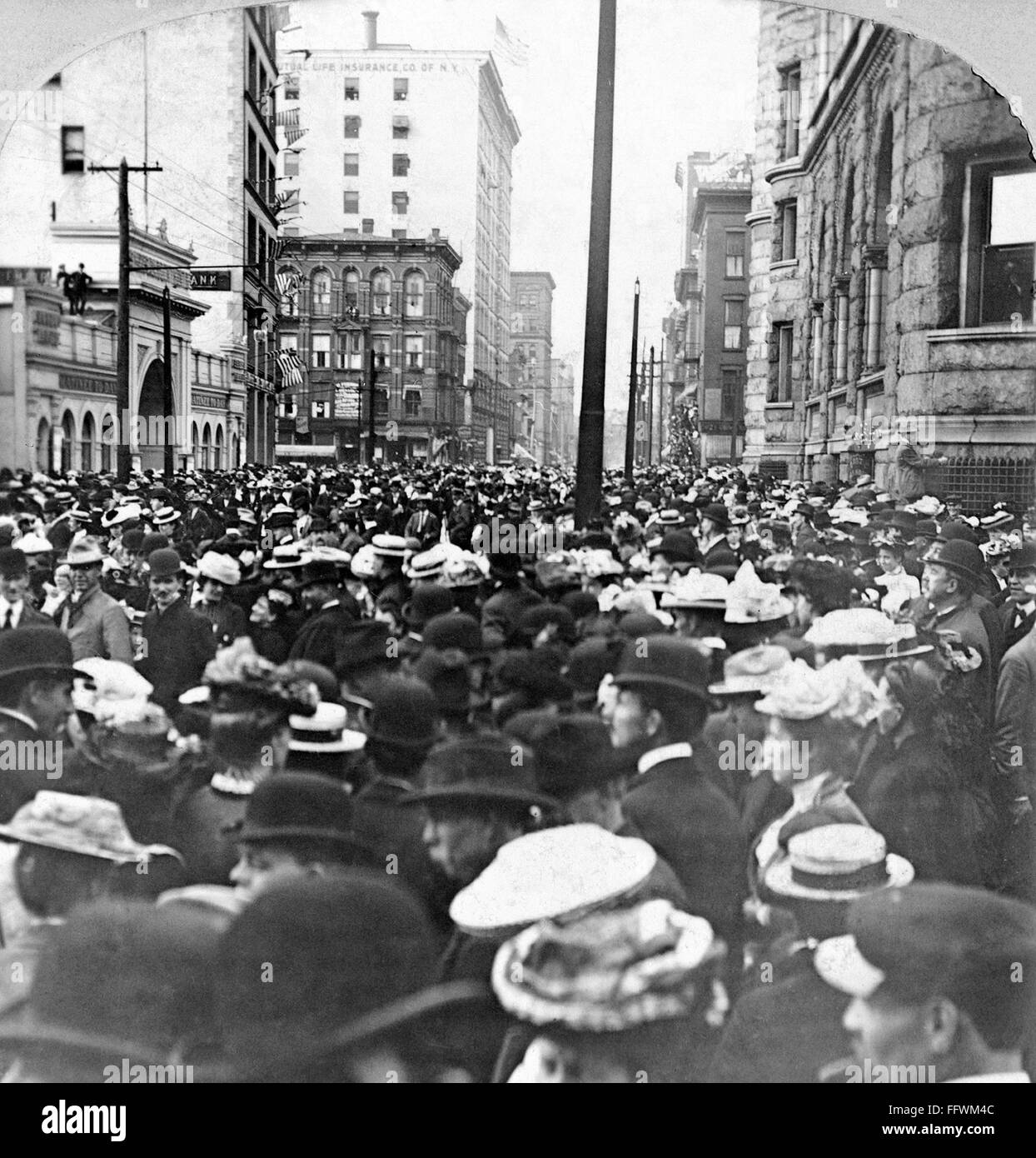 McKINLEY ASSASSINATION. /nCrowds in Buffalo, New York, reading ...