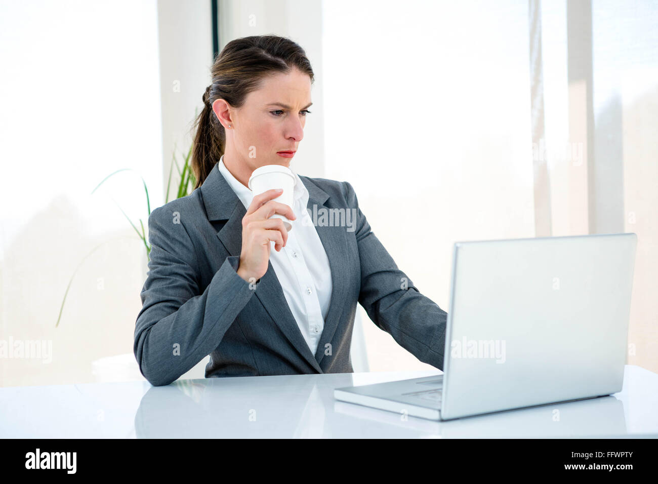 Woman computer serious worry hi-res stock photography and images - Alamy