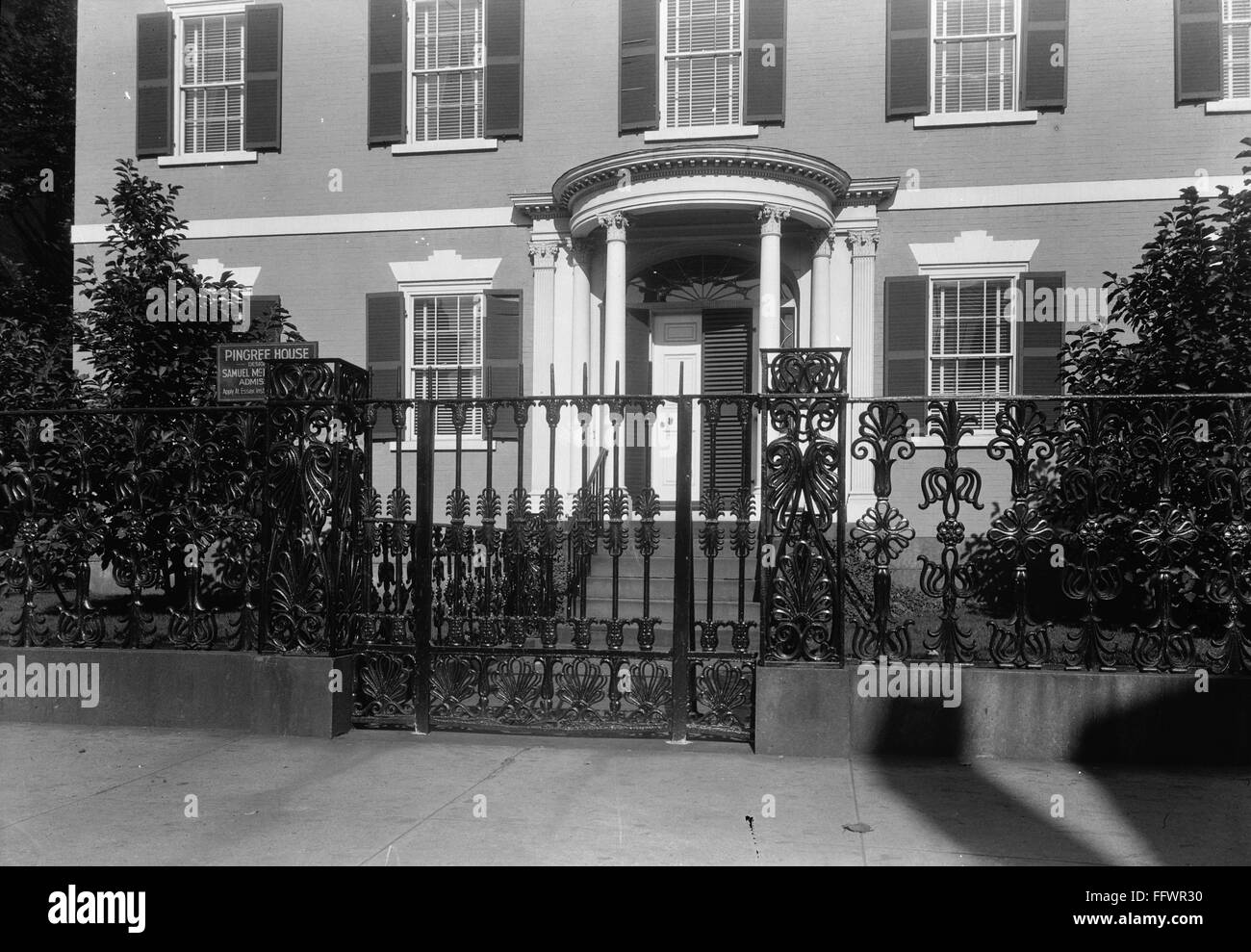 GARDNER-PINGREE HOUSE. /nThe Federal style Gardner-Pingree House at 128 ...