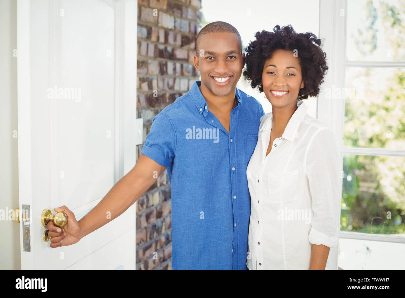 Couple open door hi-res stock photography and images - Alamy