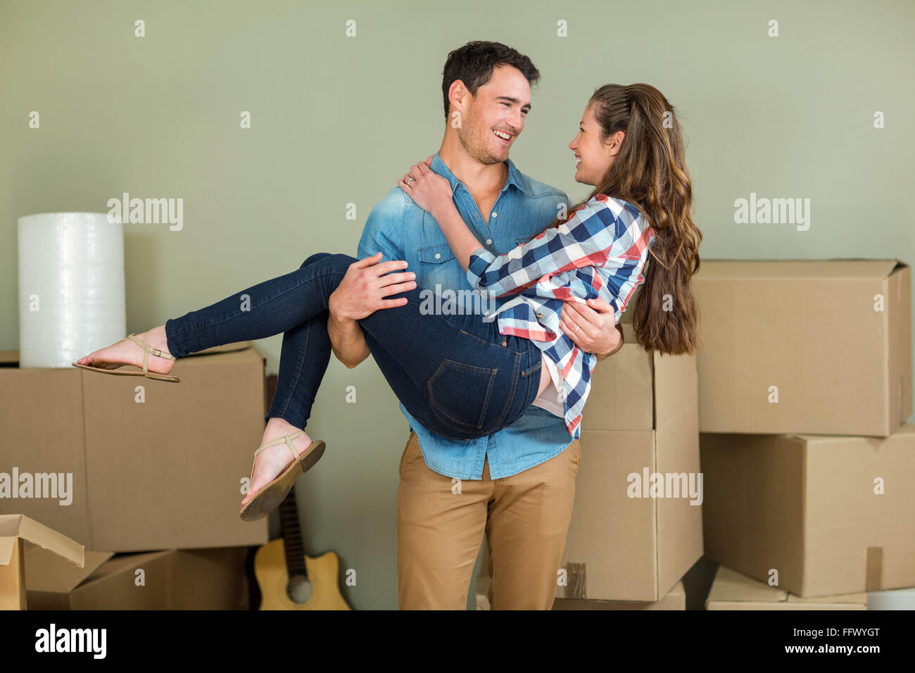 Man lifting woman in his arms Stock Photo - Alamy