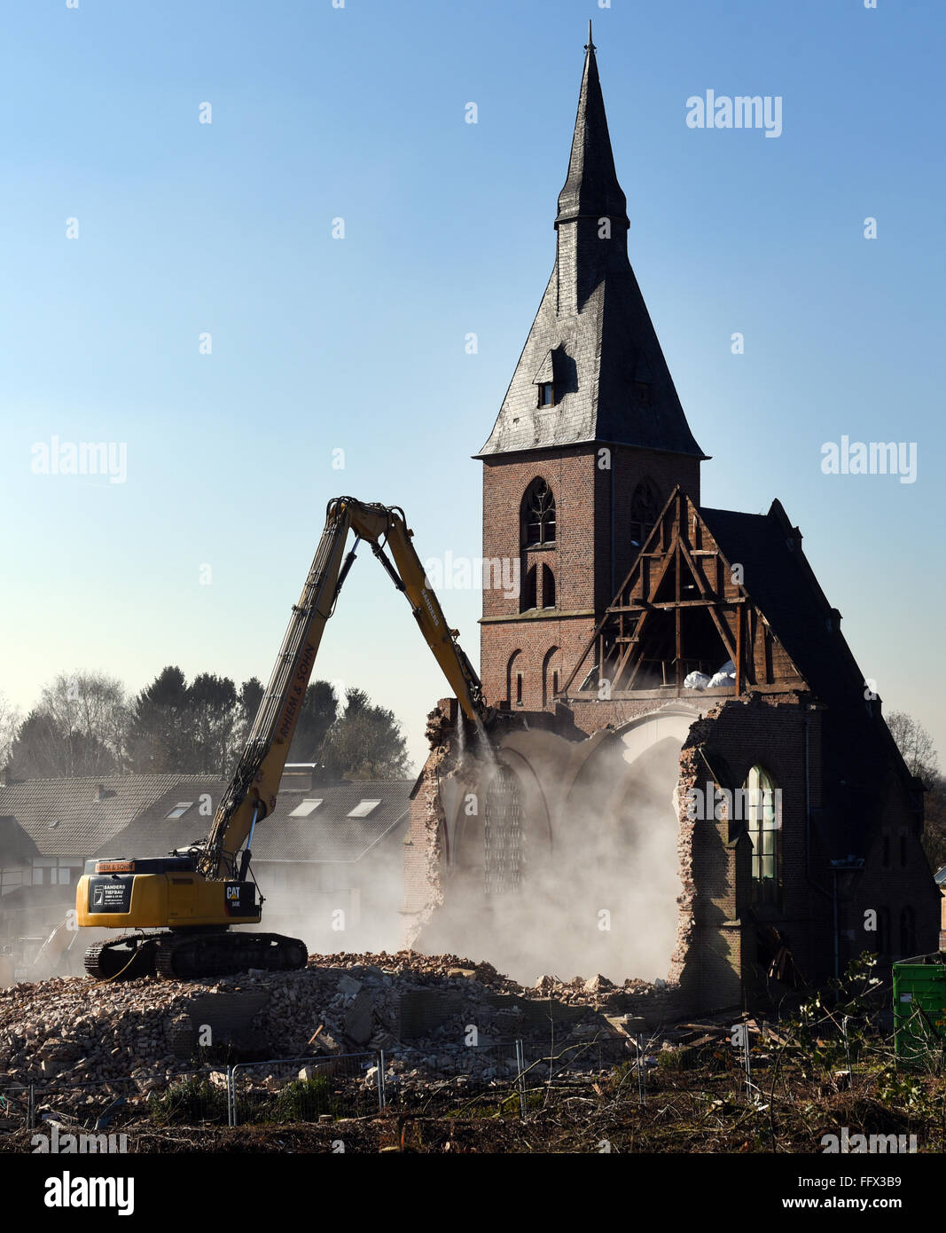 Erkelenz, Germany. 16th Feb, 2016. The St. Martinus church is torn down ...